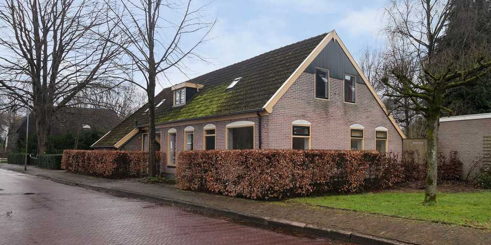 Neem een kijkje in de villa van Johan Derksen in Grolloo