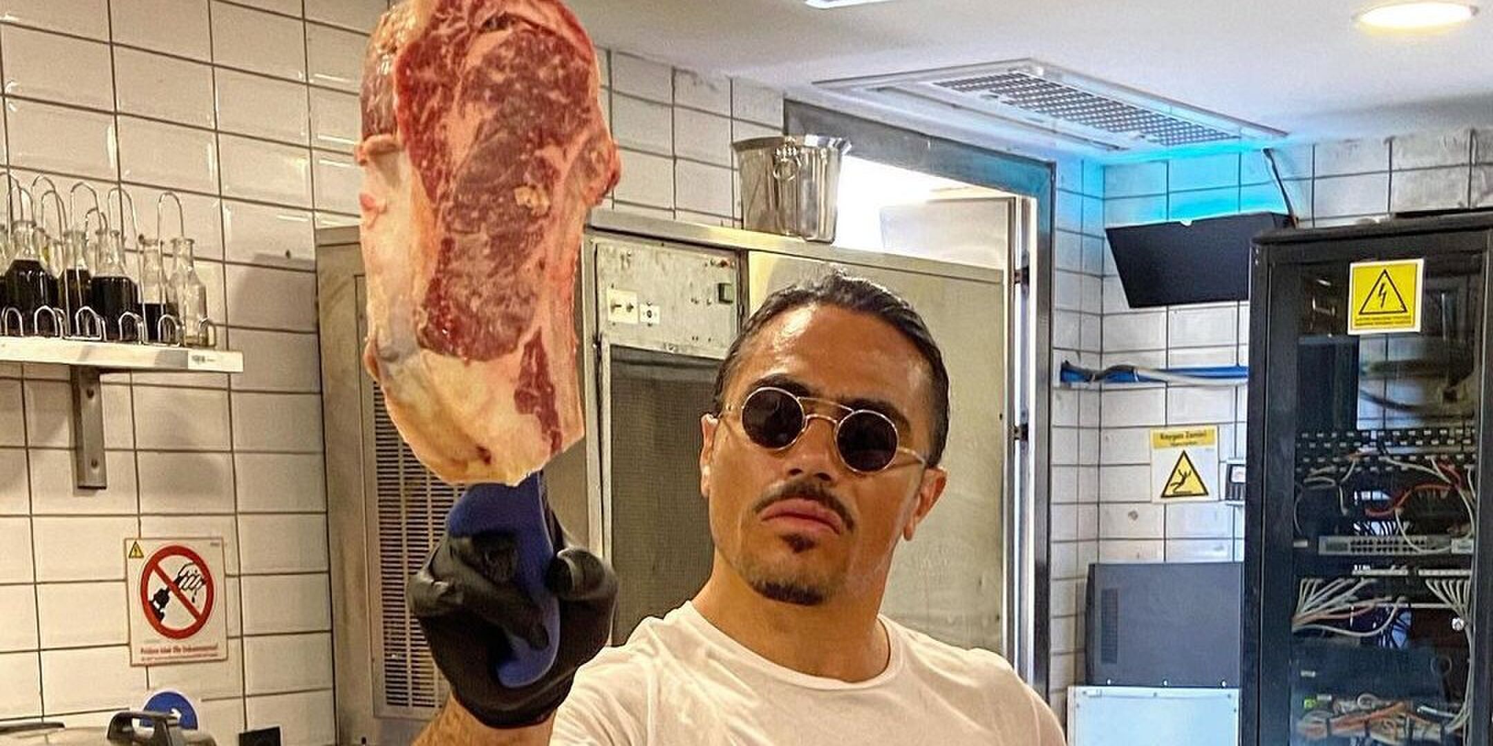Zo weinig verdient een chef bij de restaurants van 'Salt Bae'