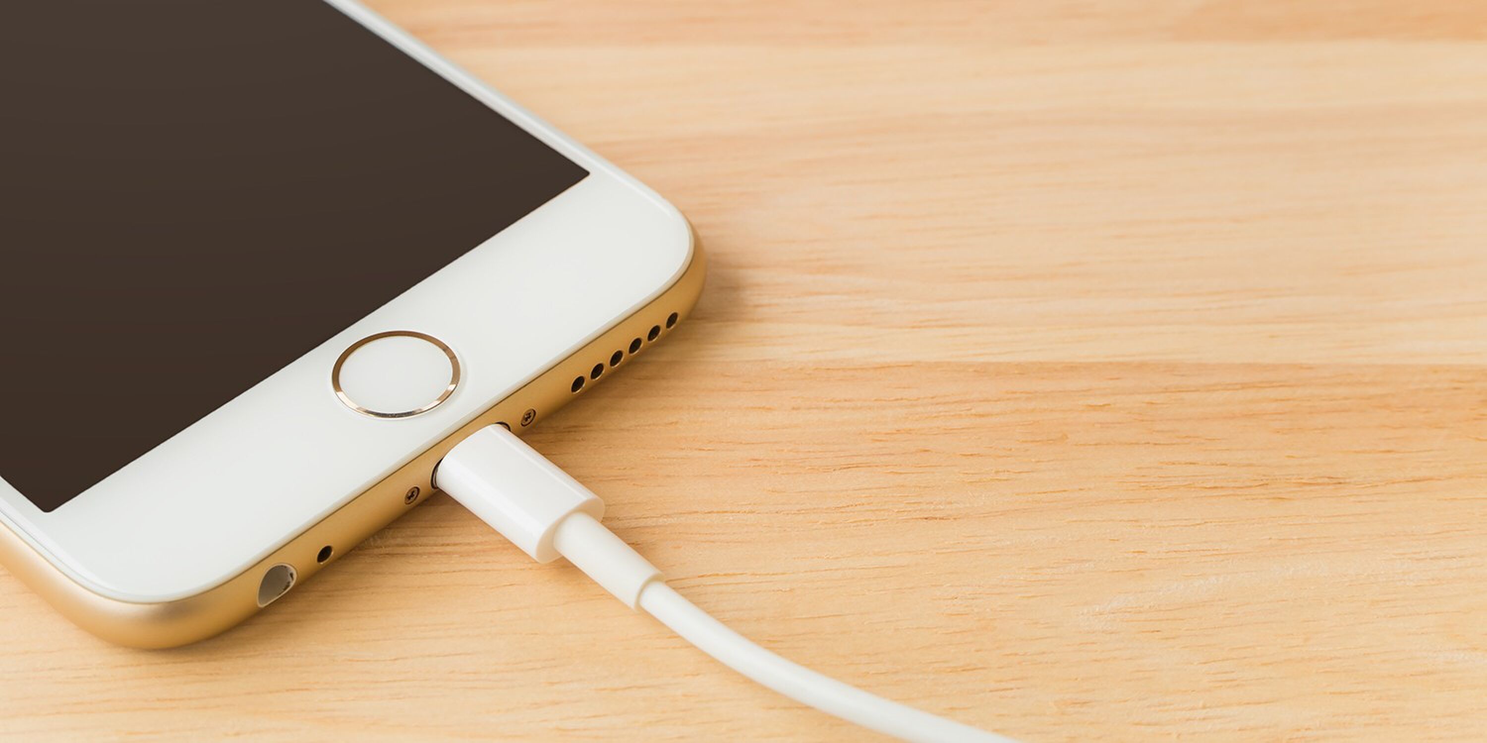 Dit is de juiste manier om je telefoon op te laden