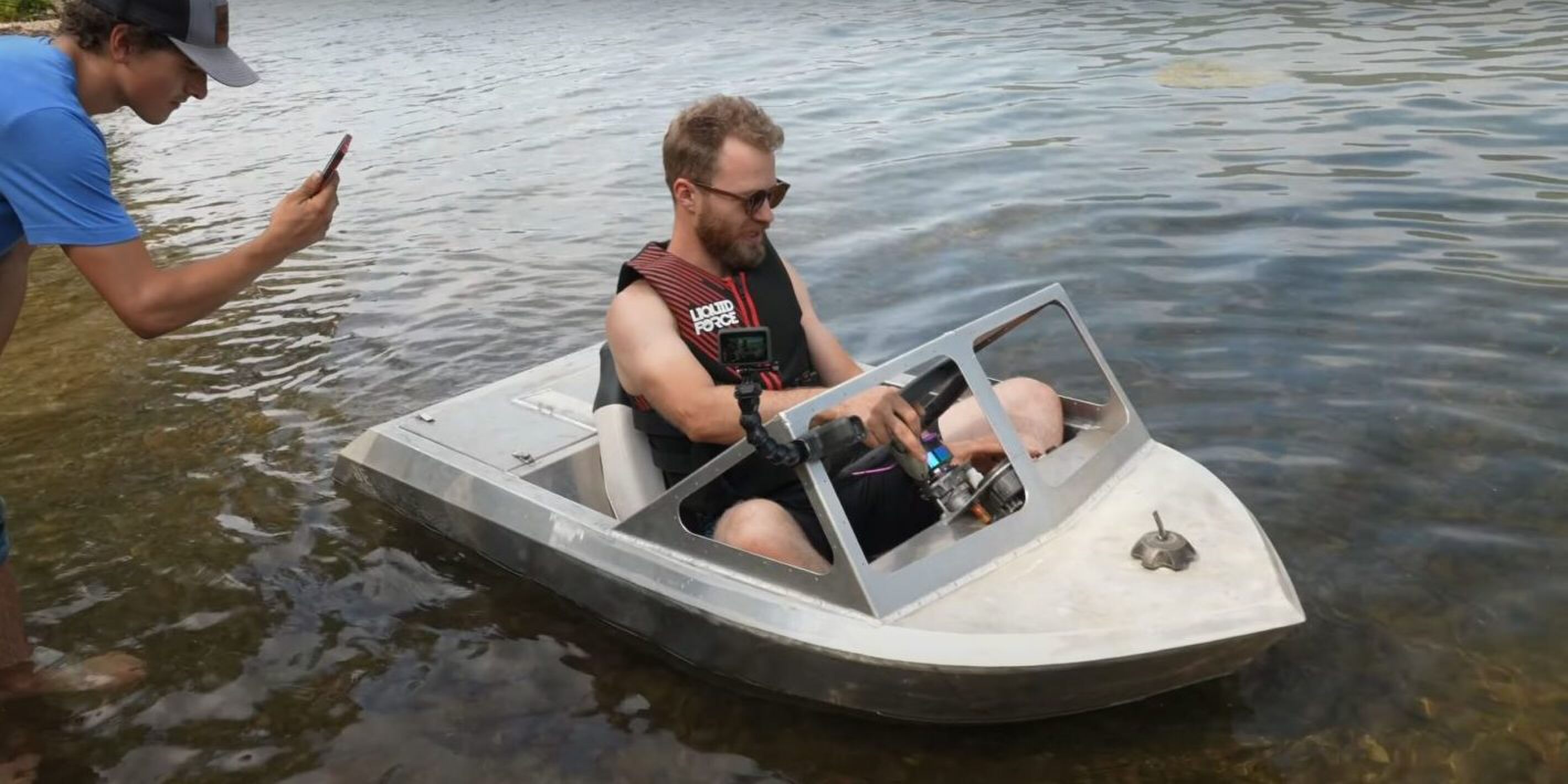 Man bouwt micro boat (100 pk) & scheurt vol gas over het water