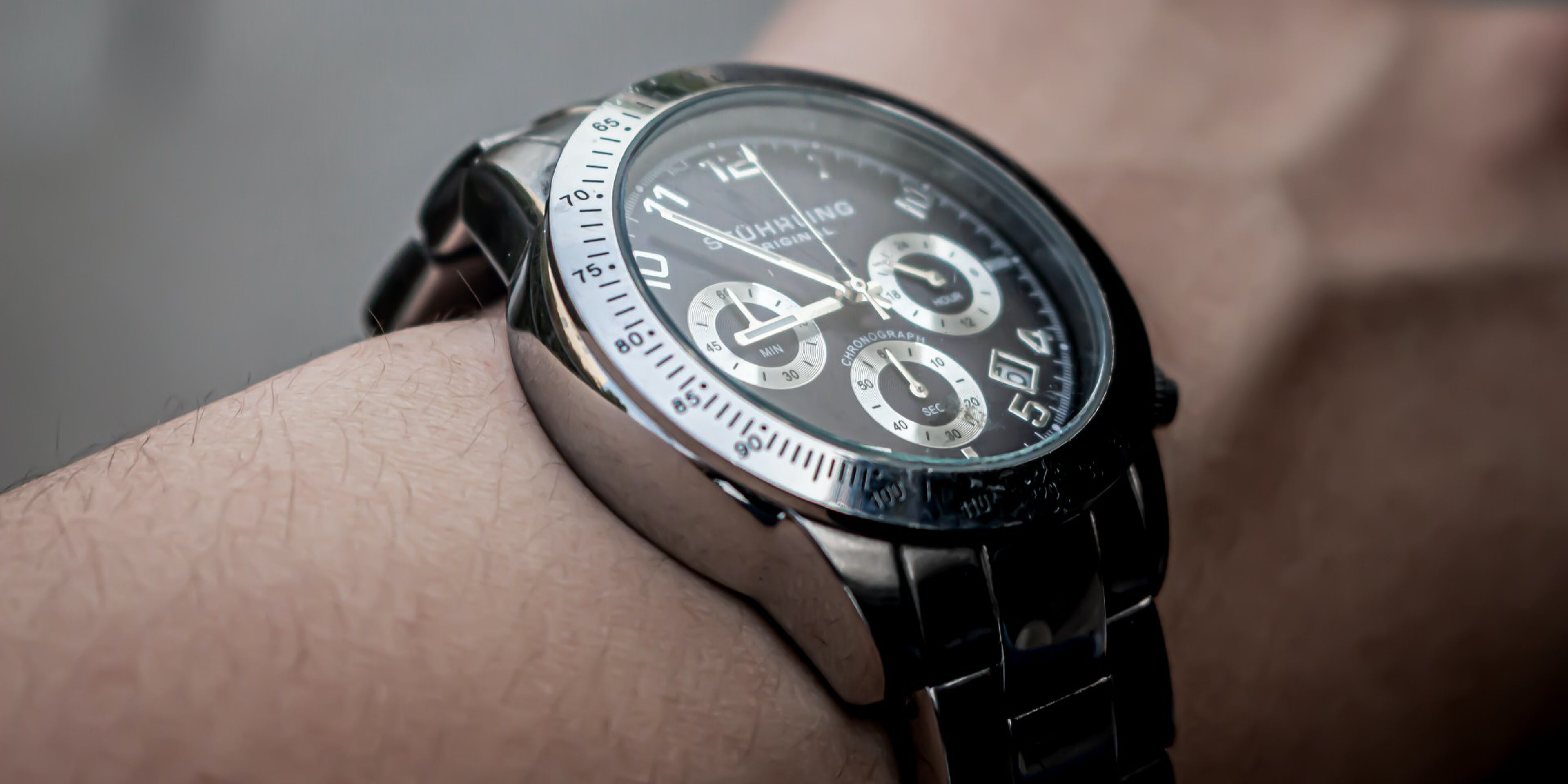 De tijd en datum van je horloge verzetten: de 4 stappen