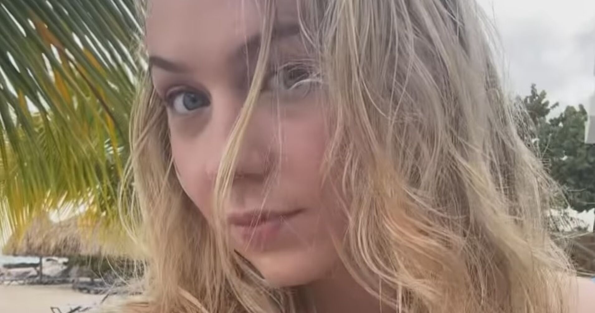 Joy Beune showt bikini body op Curaçao voor Linda-fotoshoot