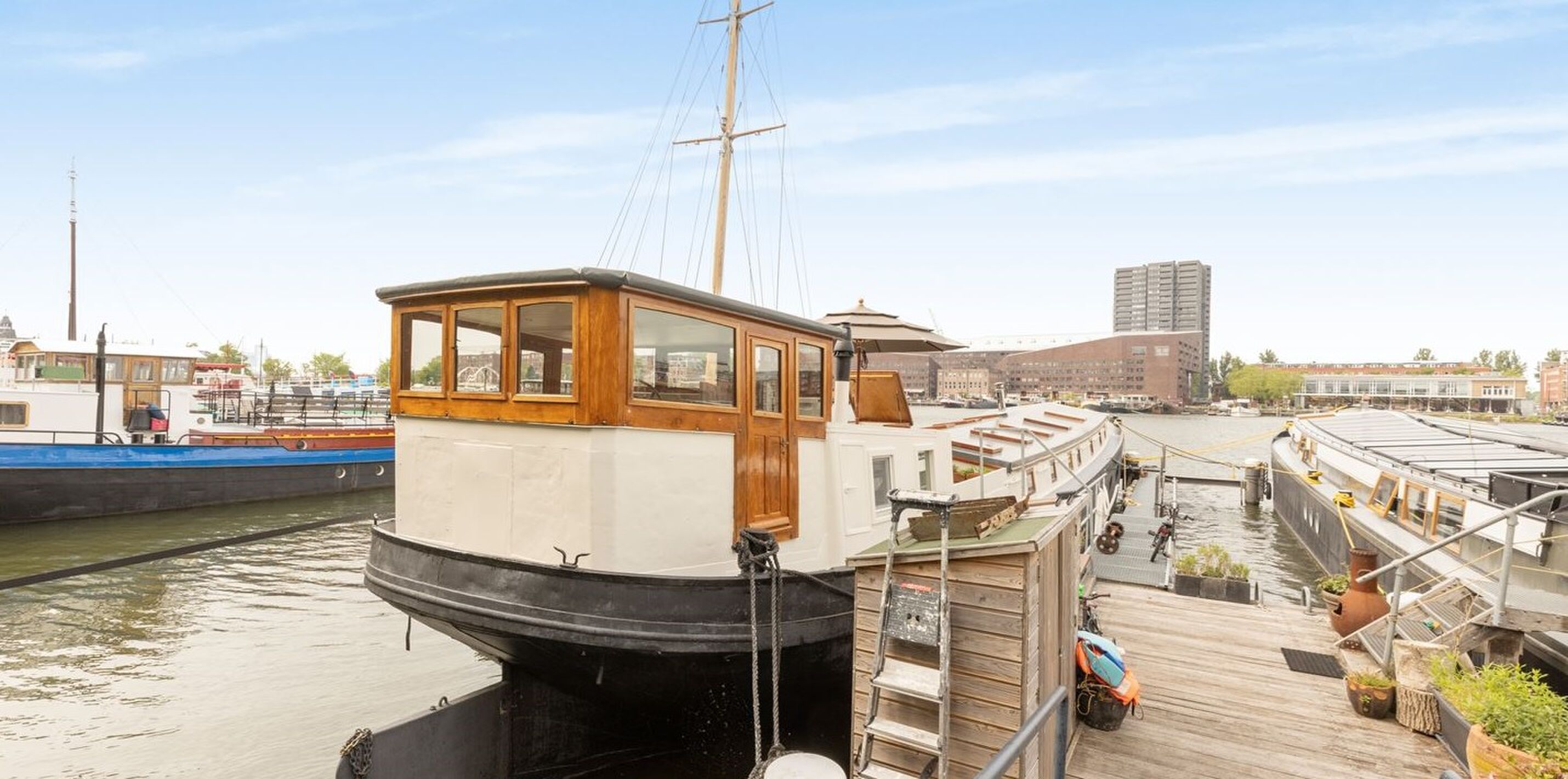 Funda parel: prachtige woonboot in Amsterdam staat nu te koop