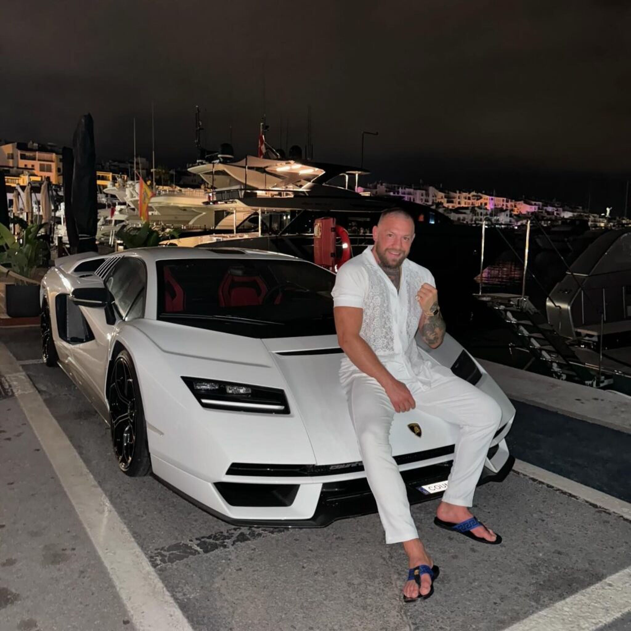 Conor McGregor koopt Lamborghini Countach van € 2,45 miljoen