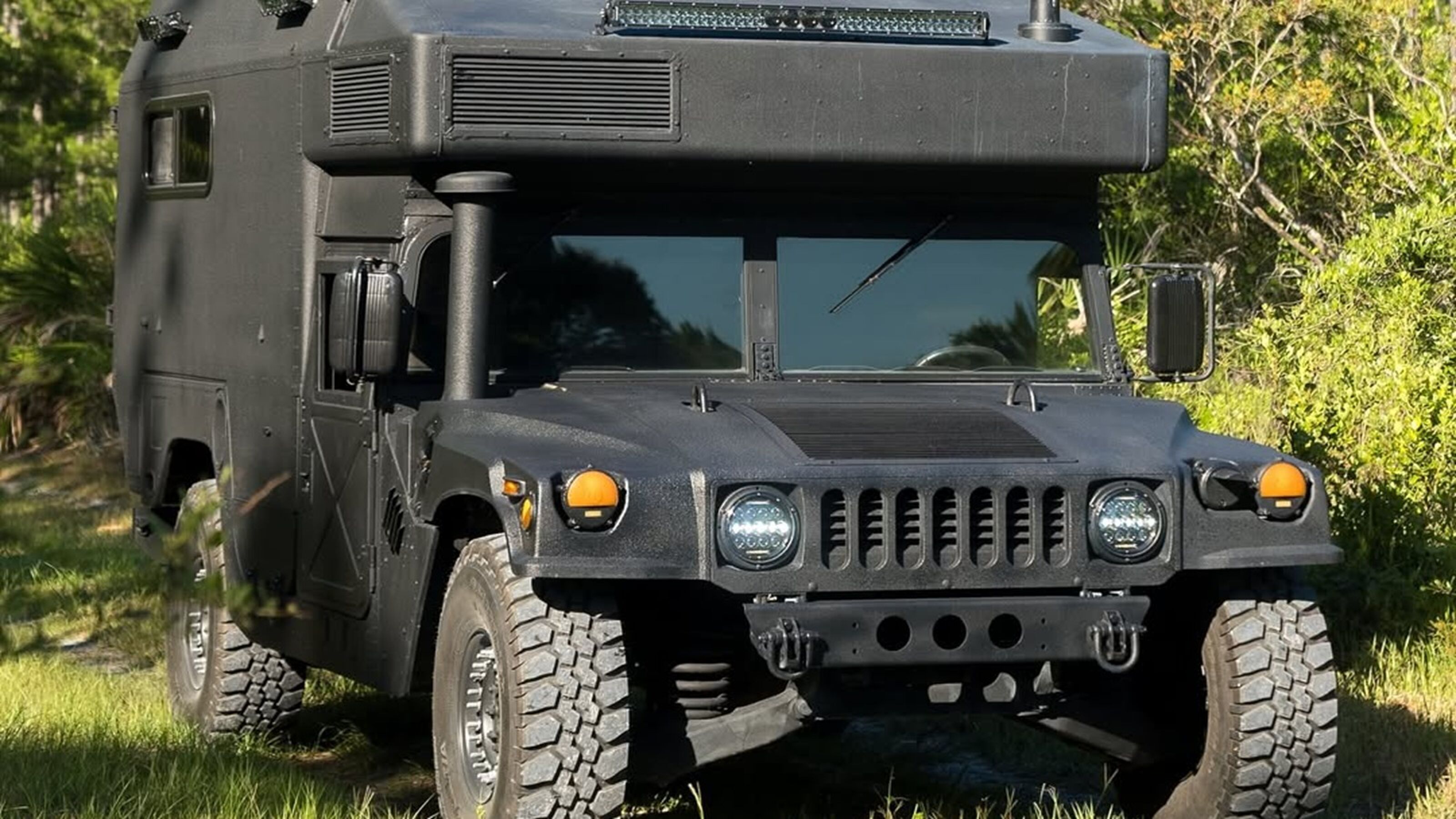 Man bouwt Fla Humvee uit 1991 om tot beestachtige droomcamper