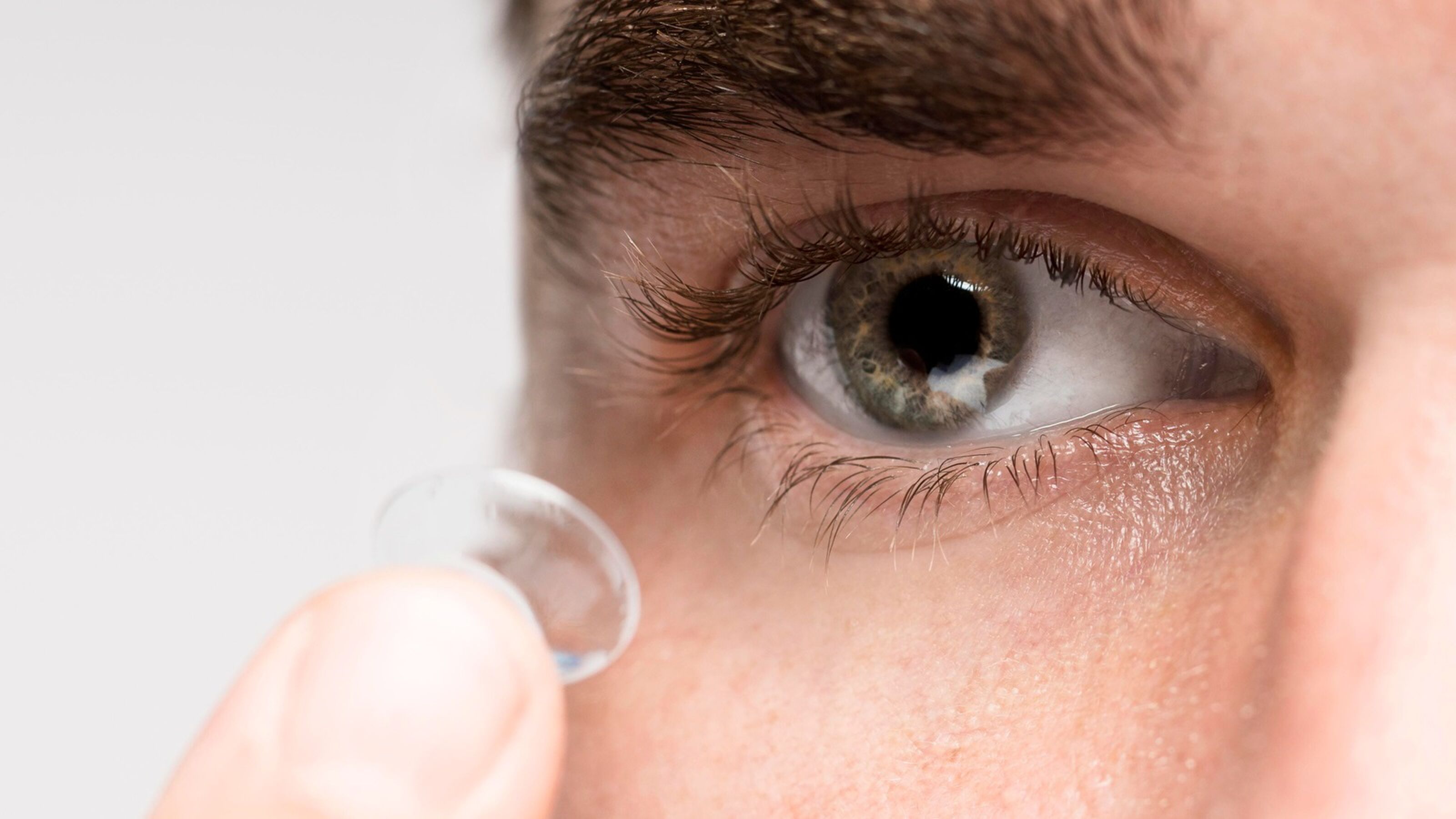 Waarom je écht niet moet douchen met je lenzen in