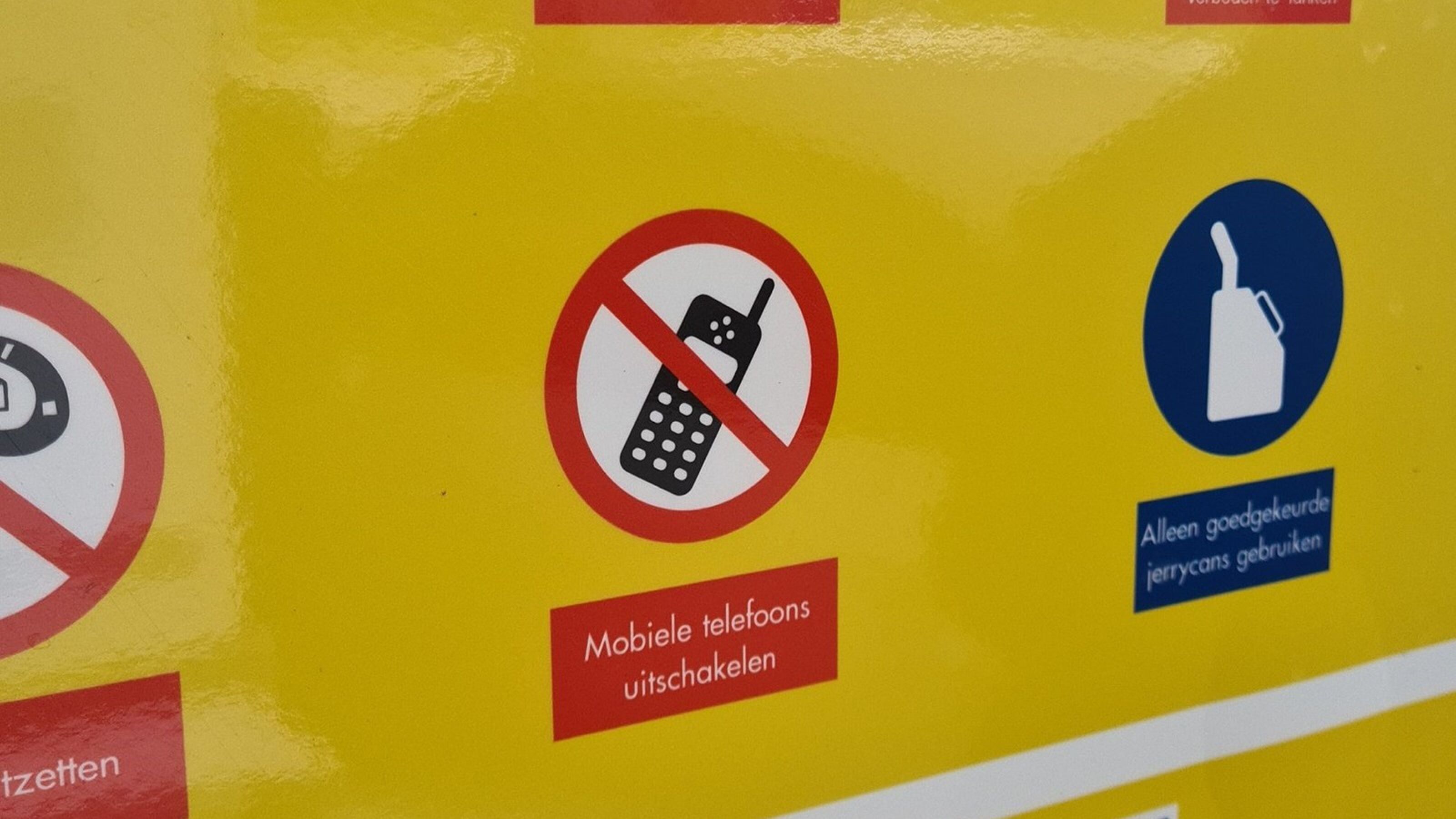 Waarom waarschuwen tankstations voor je mobiel tijdens tanken?