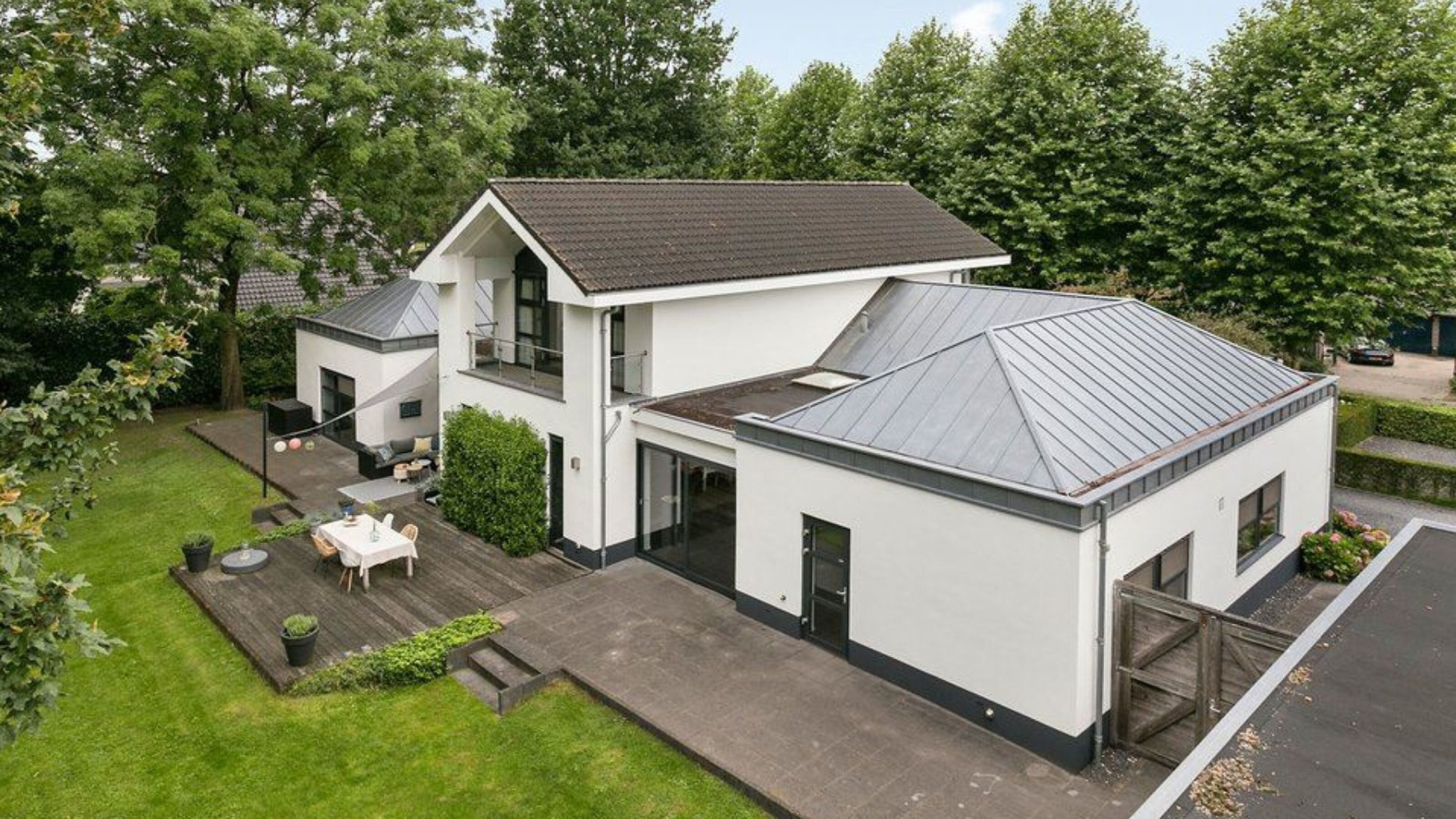 Funda foto's: Jochem van Gelder verkoopt villa voor € 1.020.000,-