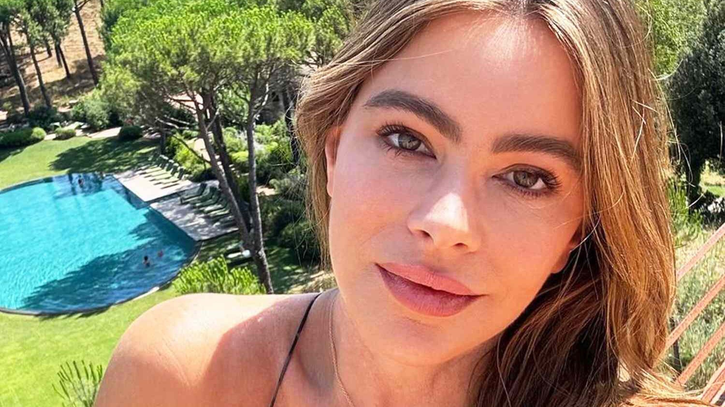 Sofia Vergara ligt zonder top te zonnen en showt vol trots haar lijf