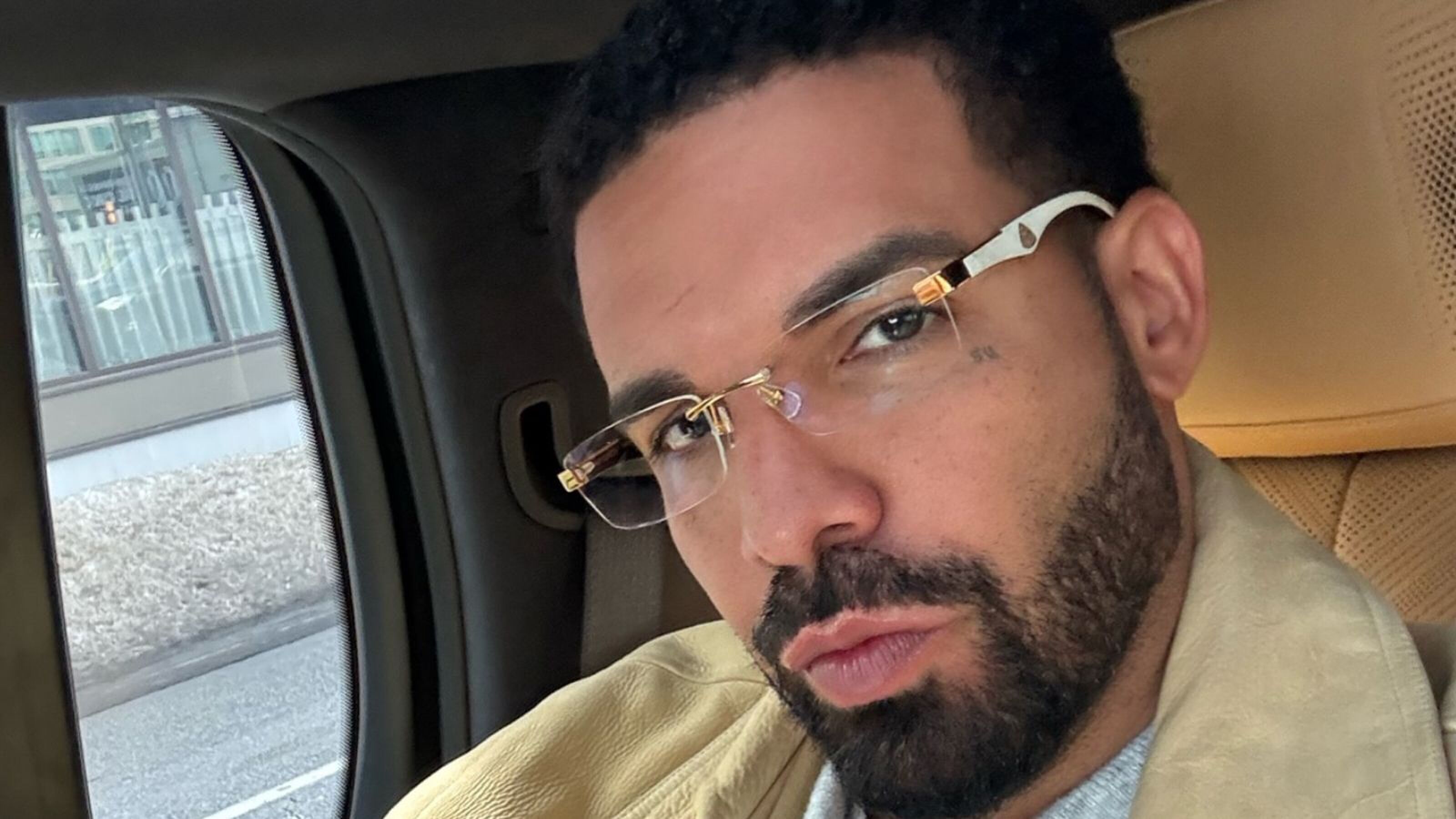 Drake kocht het huis naast zich om een wel héél opvallende reden