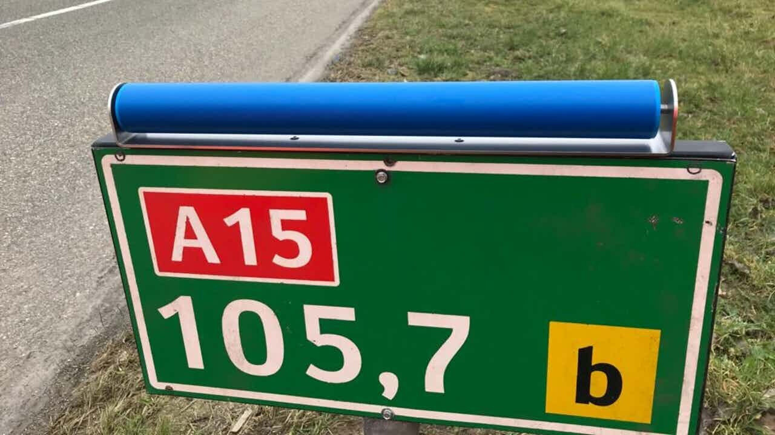 Wist je dat? Hierom zit er een blauwe rol op een hectometerpaaltje