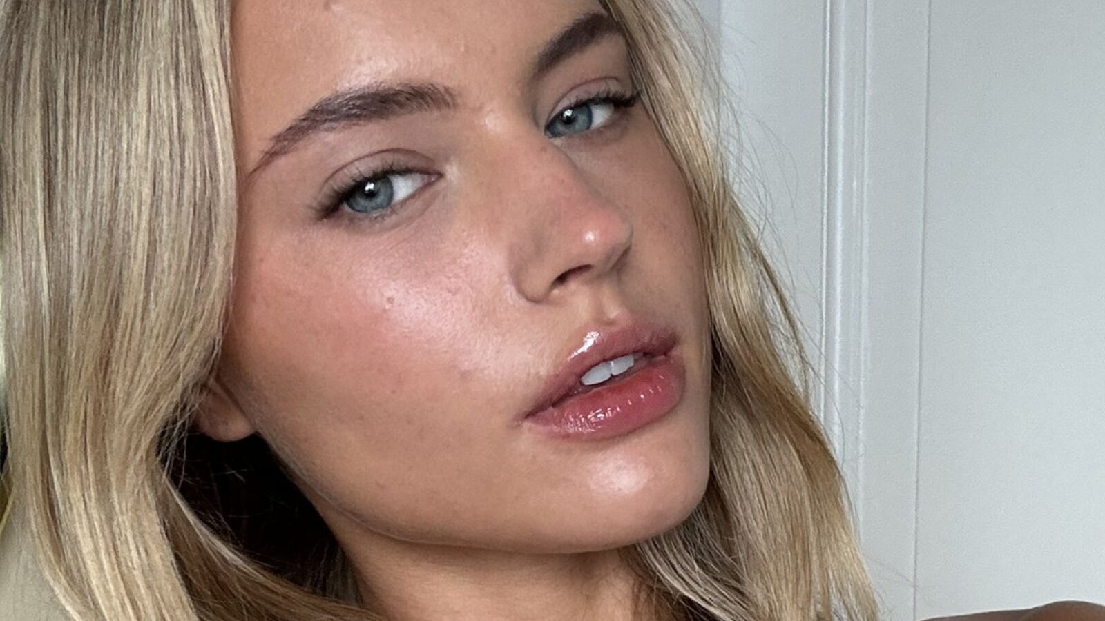 Julia van Hest poset in spannend Hunkemöller-setje op Instagram