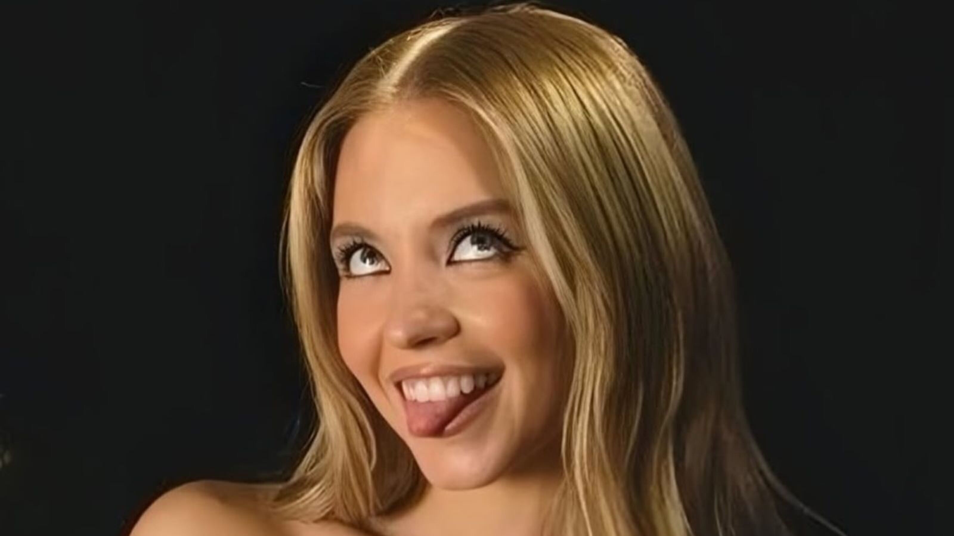 Sydney Sweeney behangt iconische Hollywood-letters met lingerie