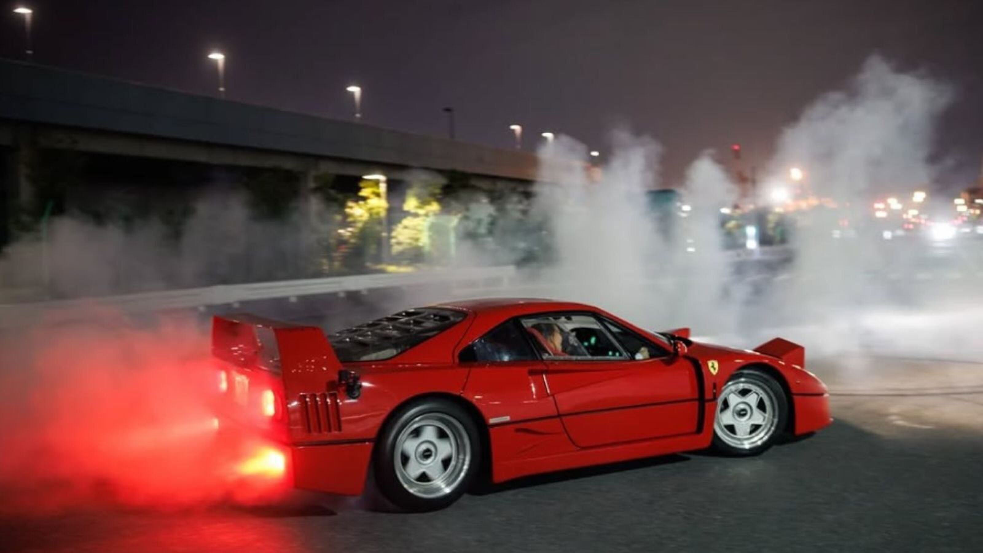 Lewis Hamilton en Kim Kardashian driften door Tokyo in Ferrari F40
