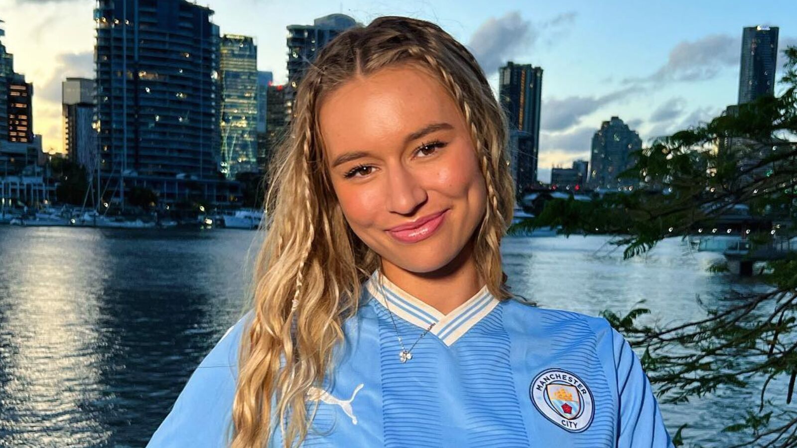 De prachtige Lia Lewis verbluft iedereen met voetbalskills én looks