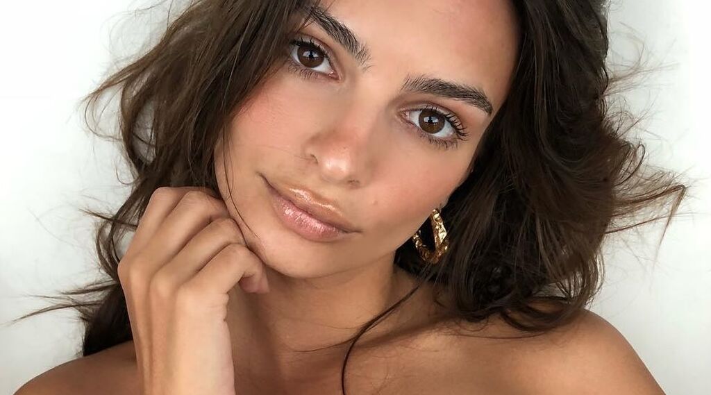 Emily Ratajkowski past nieuwe bikini en dat levert fijne beelden op