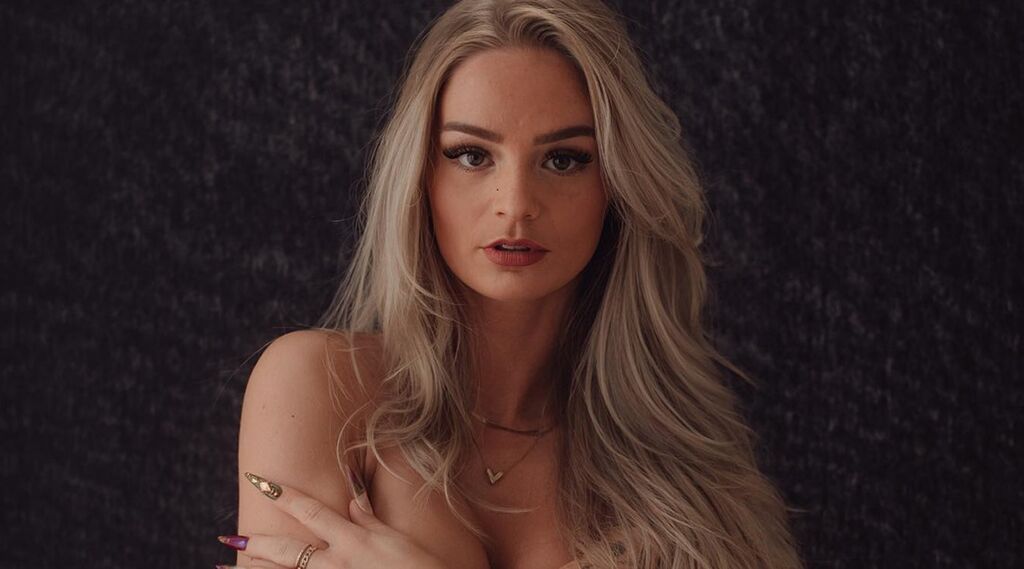 Temptation Island-deelneemster Shirley Cramer gaat uit de kleren