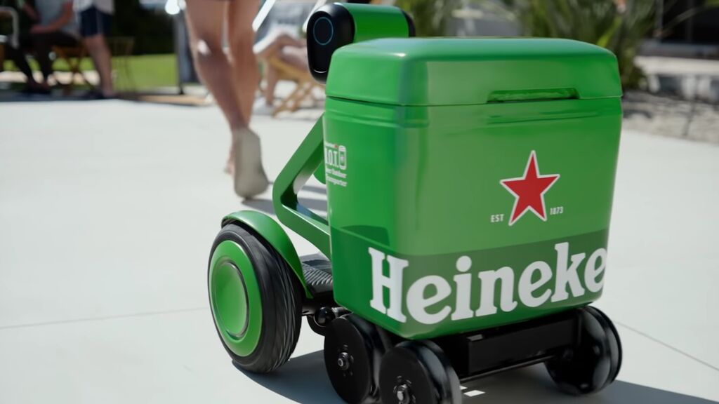 Deze geniale robot bierkoeler van Heineken volgt jou overal | MAN MAN