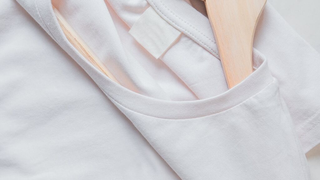 Lifehack: een T-shirt superstrak opvouwen in 3 seconden