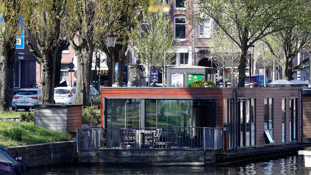 Martijn Krabbé woont noodgedwongen op deze prachtige woonboot