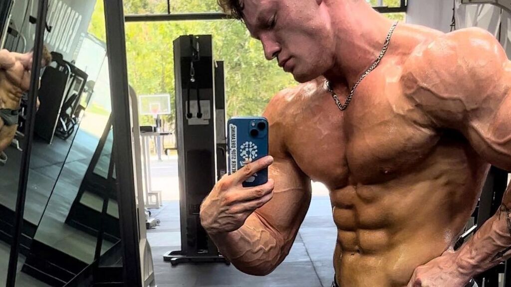 Jongste bodybuilder ooit zag er 4 jaar geleden nog héél anders uit