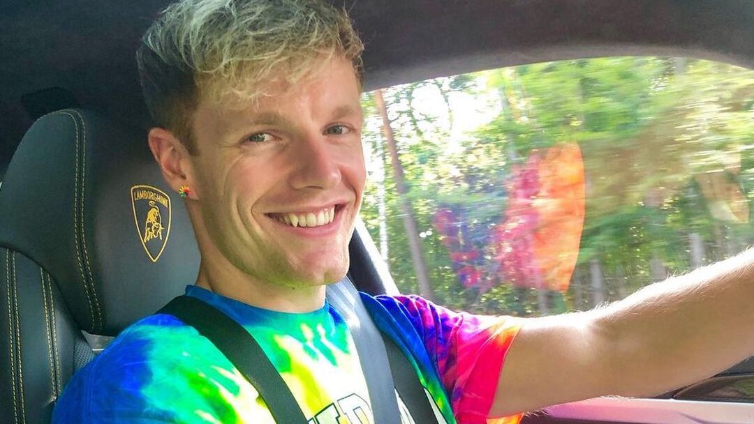 YouTuber Enzo Knol laat zijn auto wrappen in héél opvallende kleuren