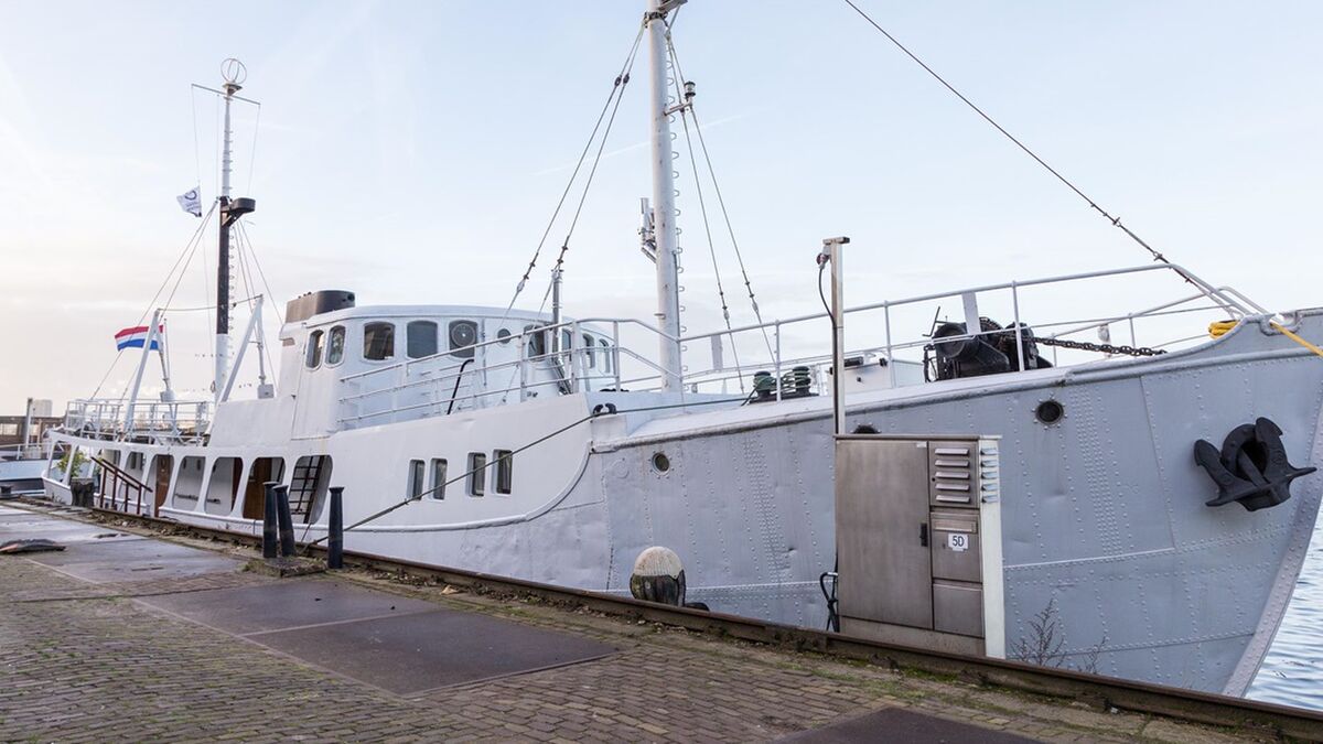 Funda foto's: zo ziet de oude woonboot van Douwe Bob eruit