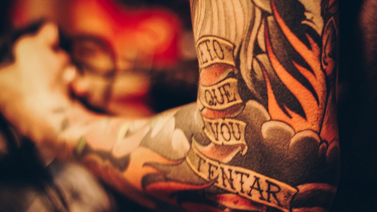 Zo herken je dat je een ontstoken tattoo hebt | MAN MAN