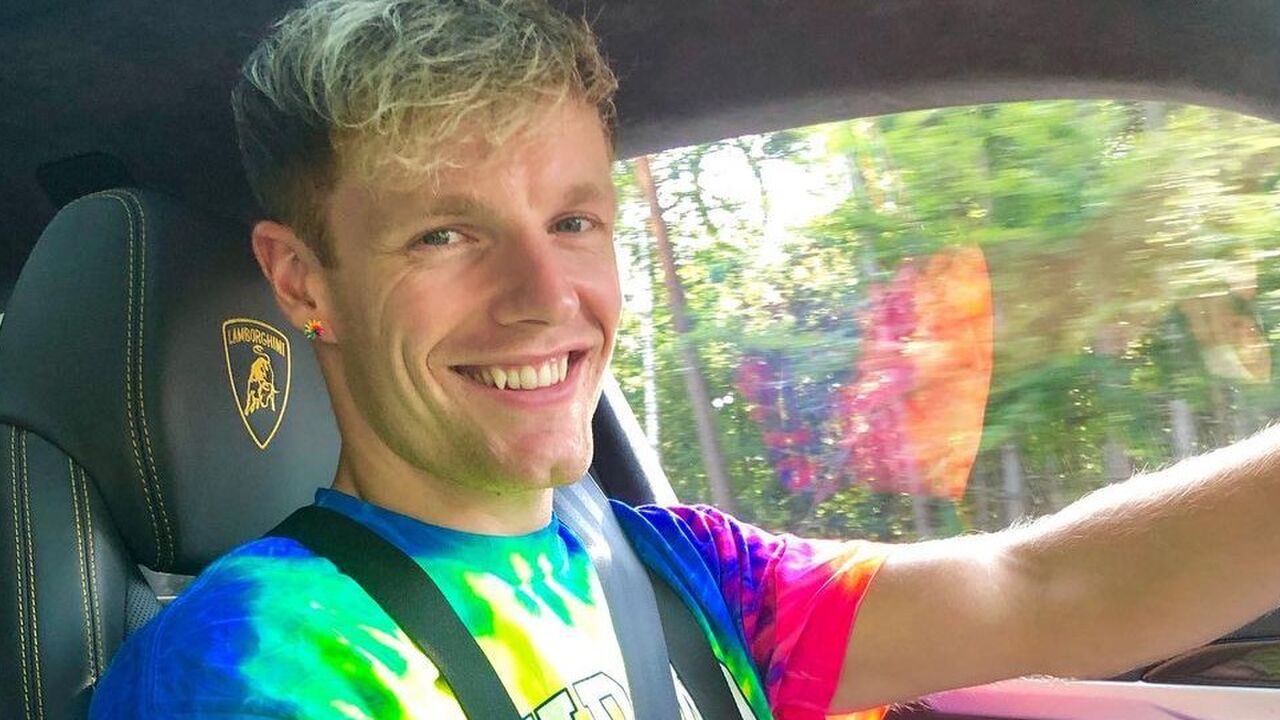 Enzo Knol wil zijn auto in een paarse kleur wrappen, maar gaat de mist in
