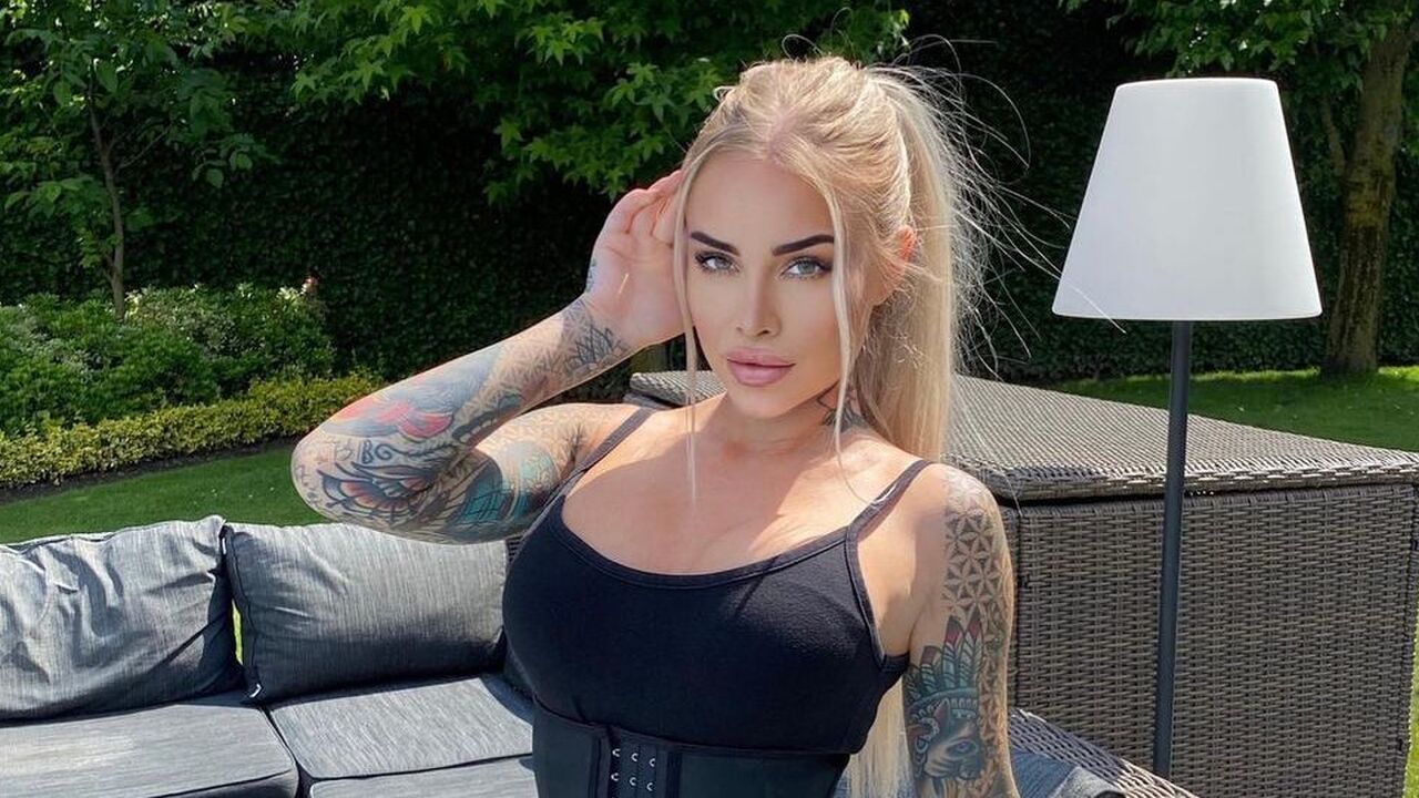 Lie Meurs deelt héél sensuele kerstfoto in lingerie | MAN MAN