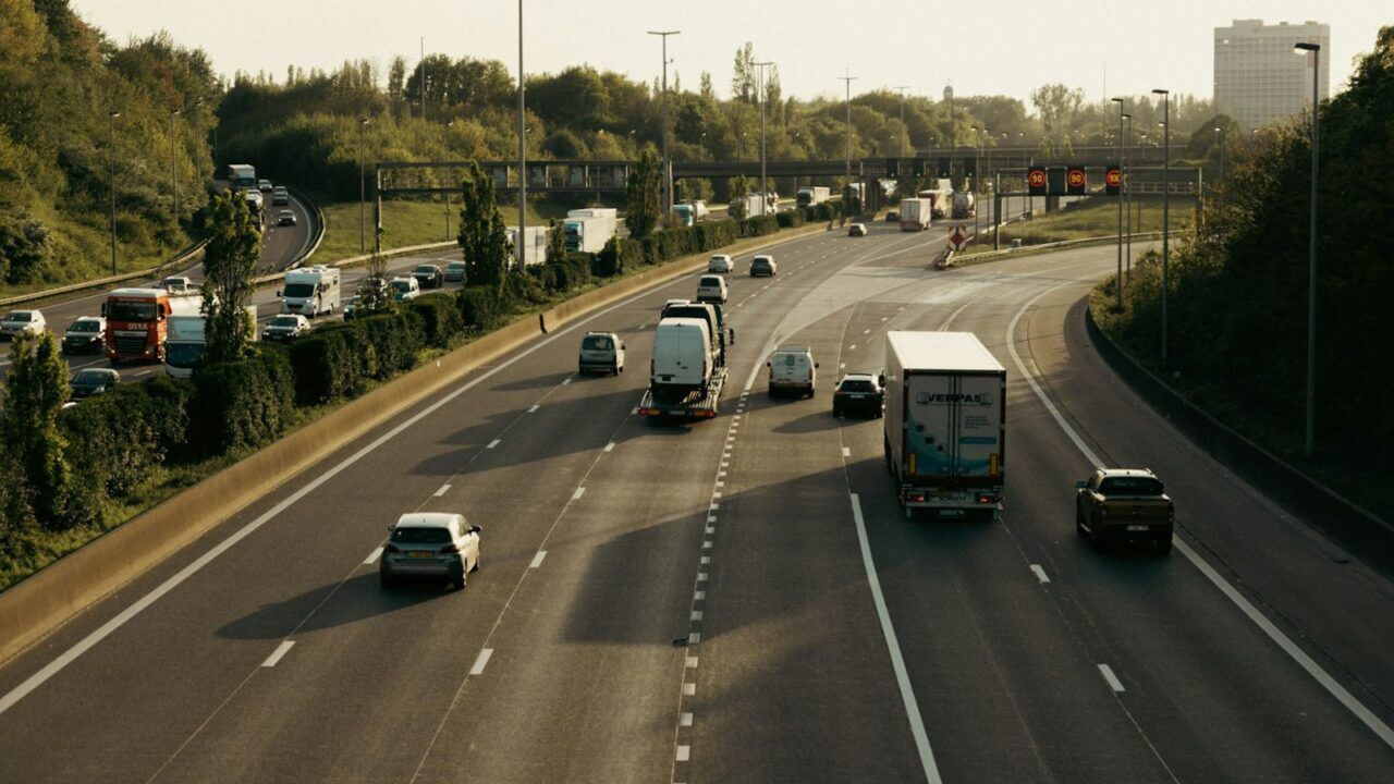 Waarom zitten er in België groeven in het asfalt van de snelwegen?
