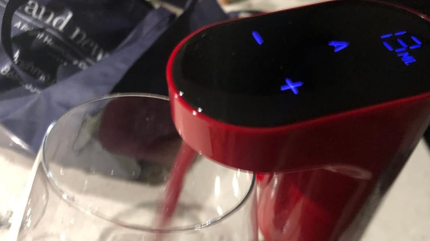 Deze automatische dispenser maakt van jouw flessen een homebar