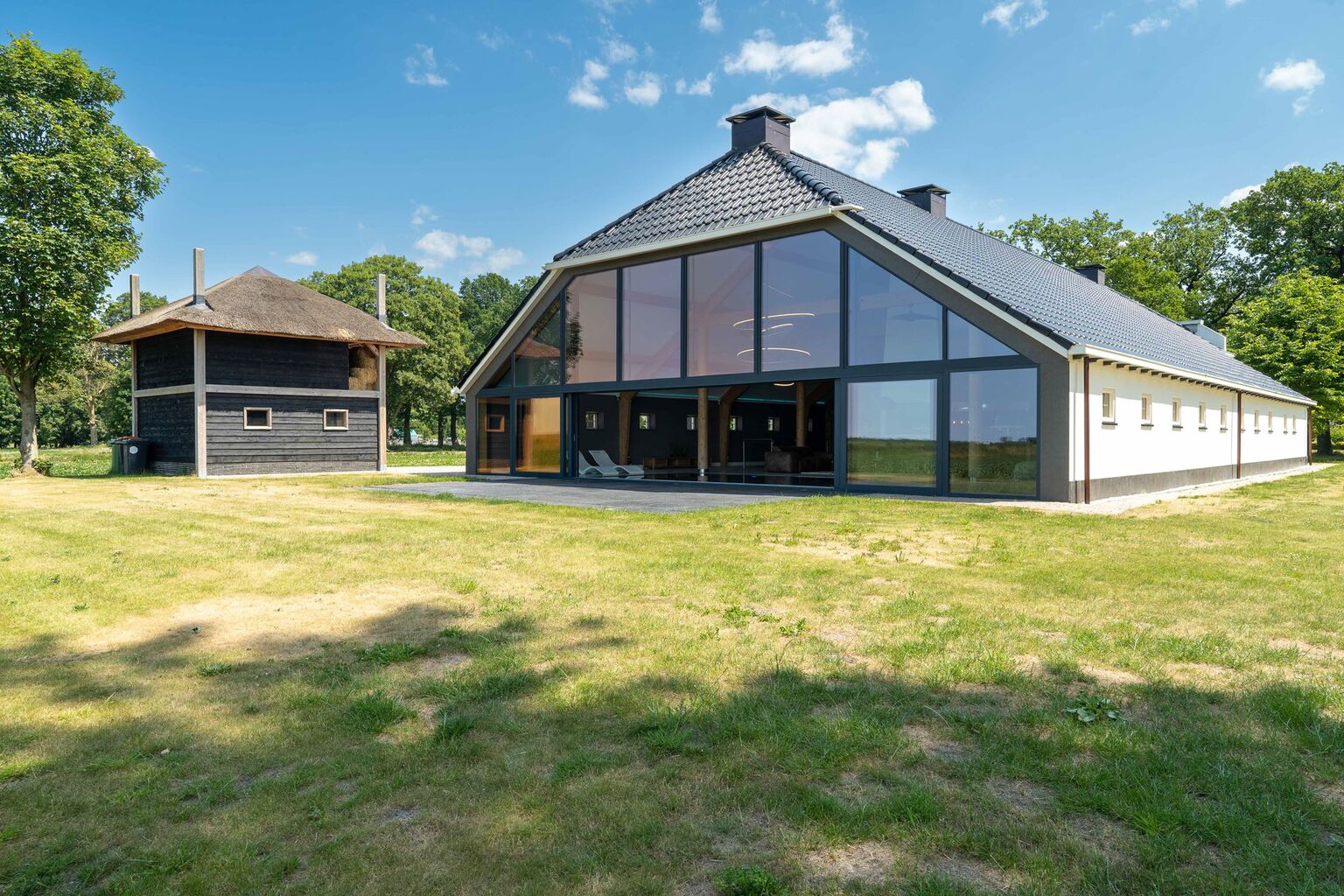 Funda: Drentse 'supersterren' woonboerderij heeft een zwembad in de woonkamer, haman en meer