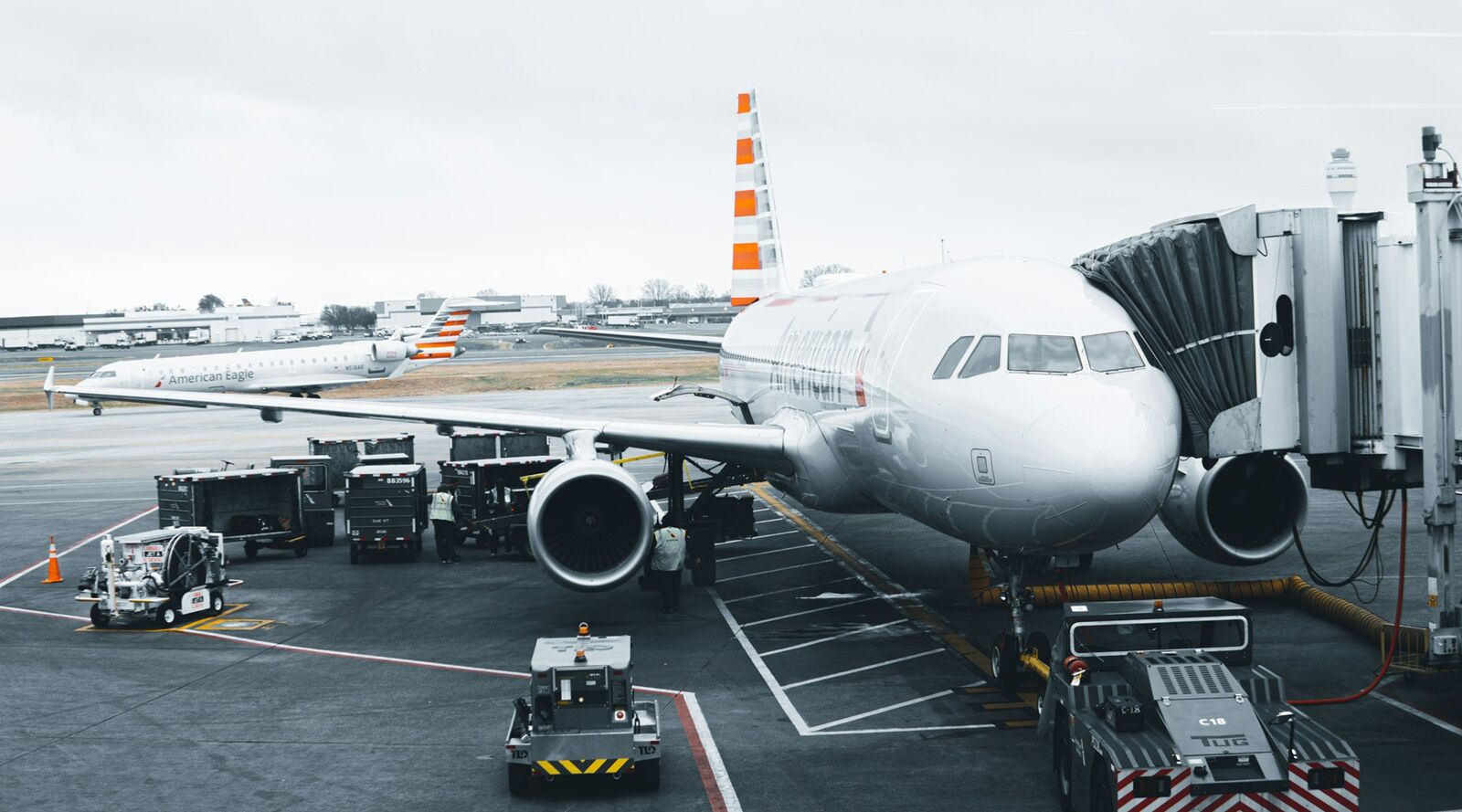 Vlucht vertraagd nadat passagier 'geluksmuntjes' in motor gooide