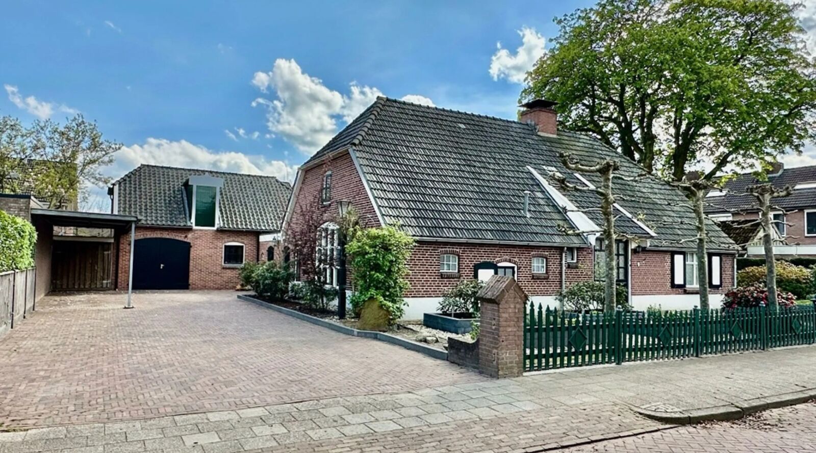 Funda-woning met opvallende hobbykamer te koop (€ 700.000,-)
