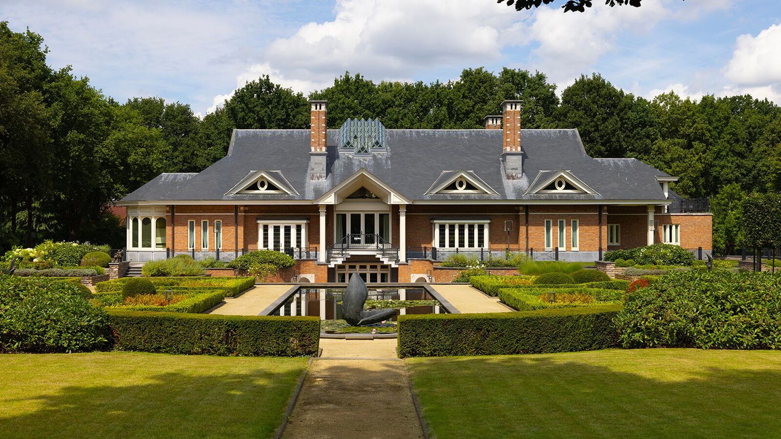 Leipe villa op Funda (€ 5.450.000,-) lijkt op een Grieks paleis