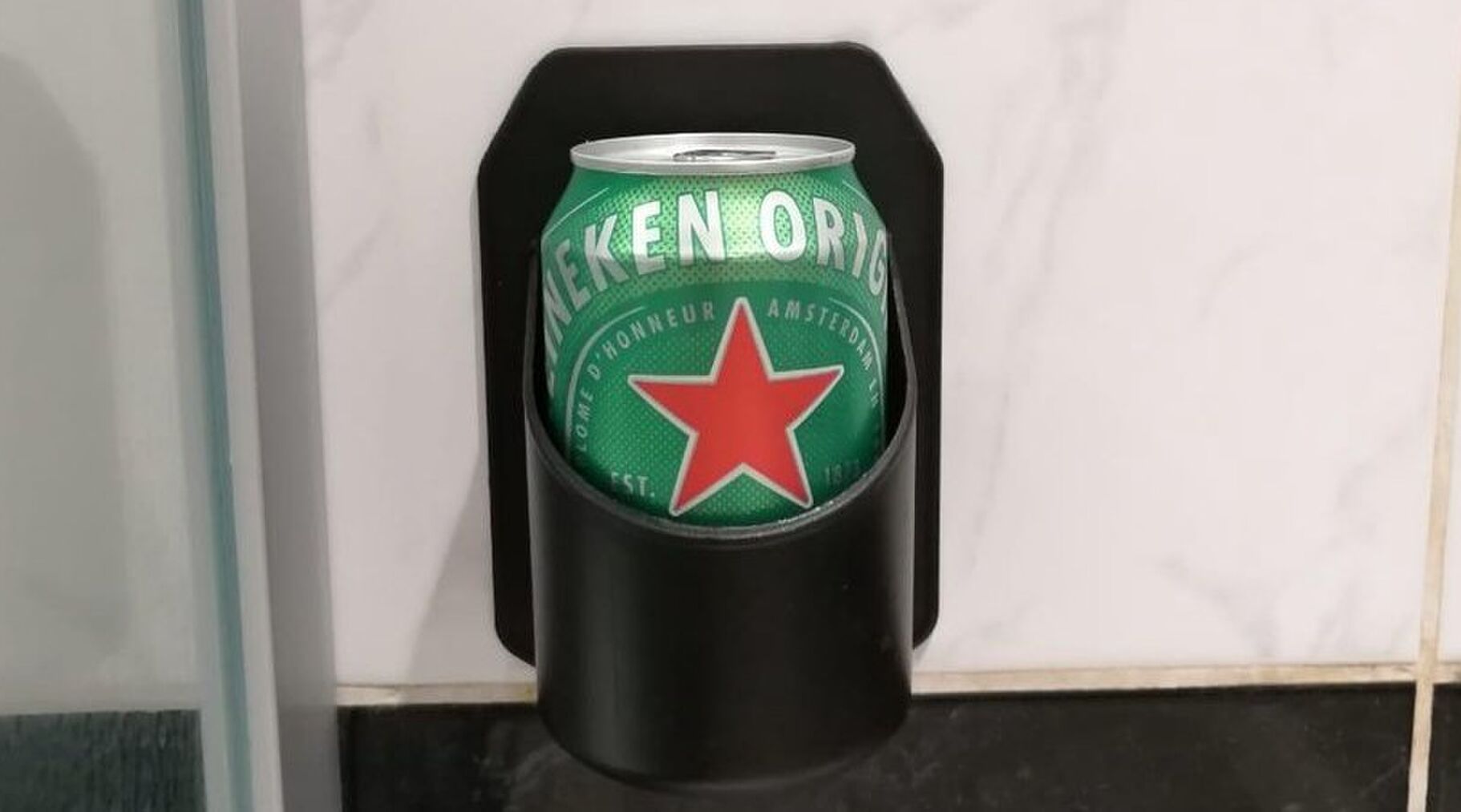 Deze bierhouder voor in de douche is het beste cadeau voor een vriend