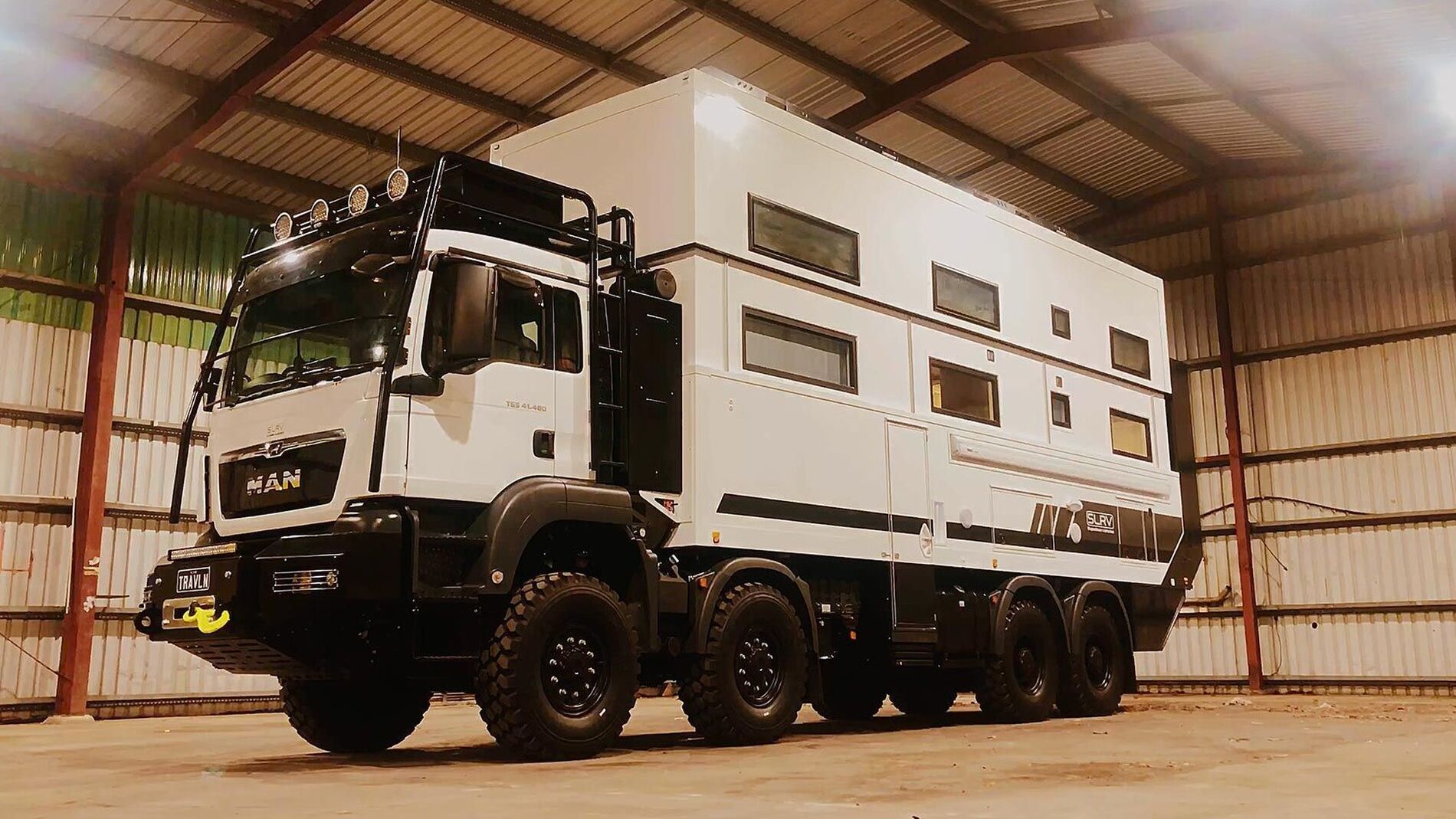 Deze uitschuifbare camper met 2 verdiepingen is mega luxe | MAN MAN