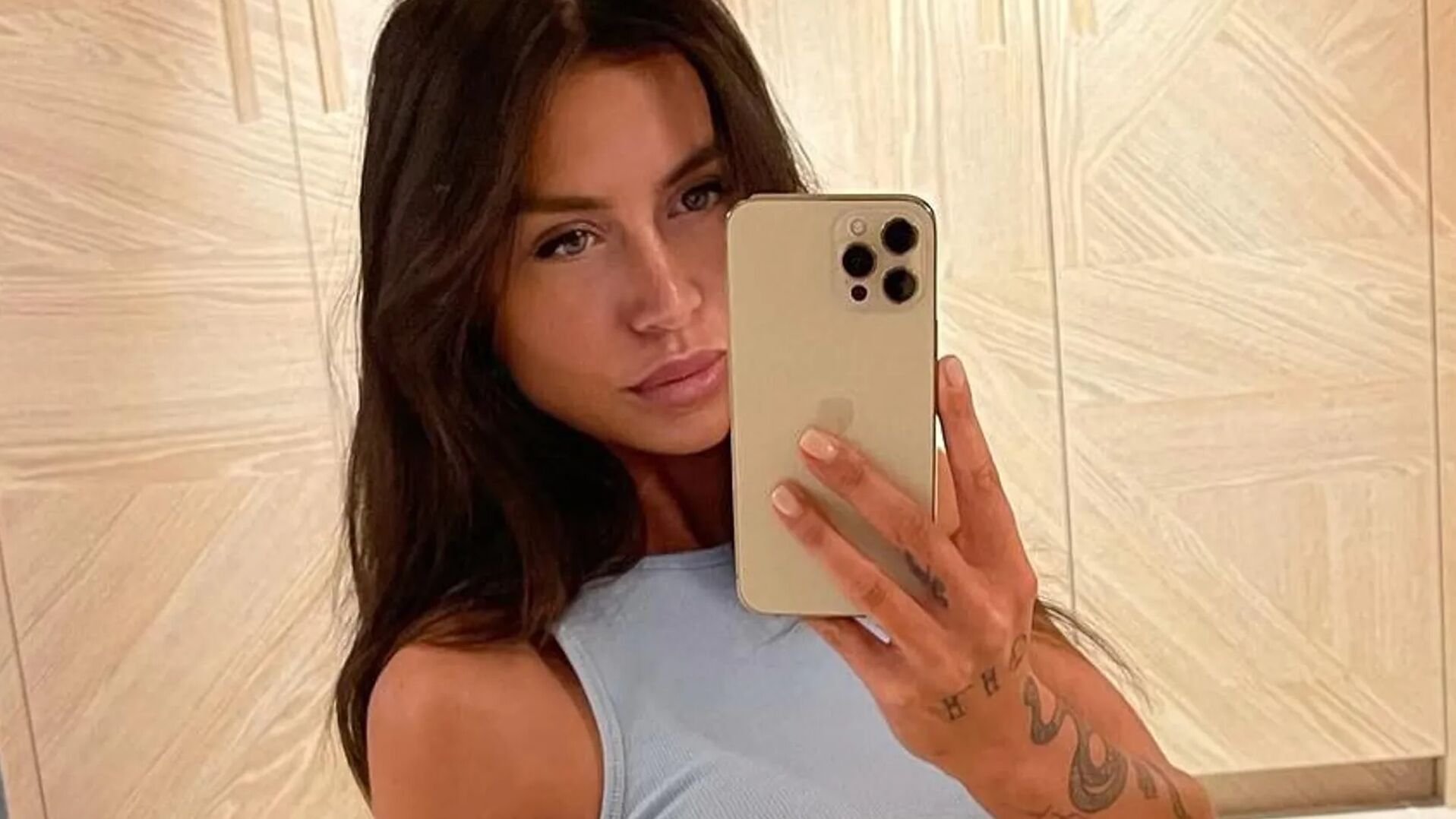 Jaimie Vaes zoekt met nieuwe Playboy-foto héél erg het randje op