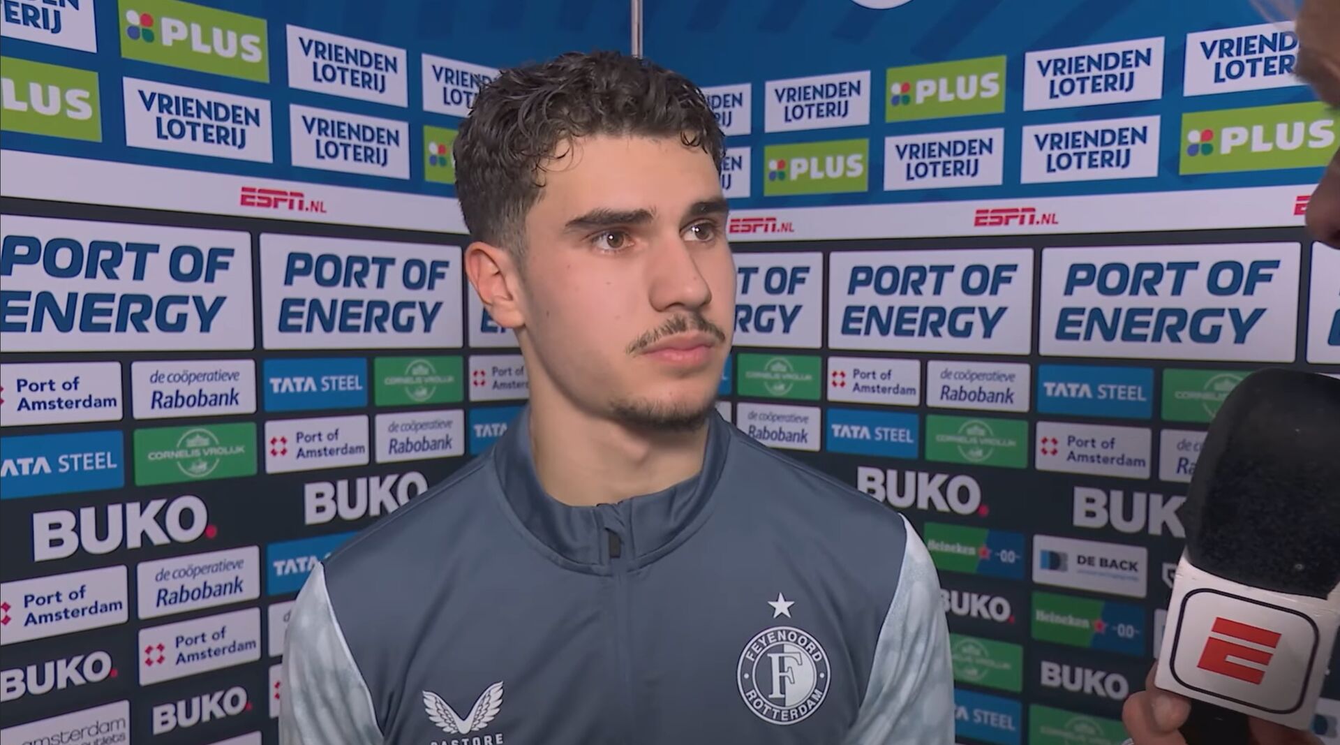 Robin van Persie leert zoon Shaqueel een belangrijke les