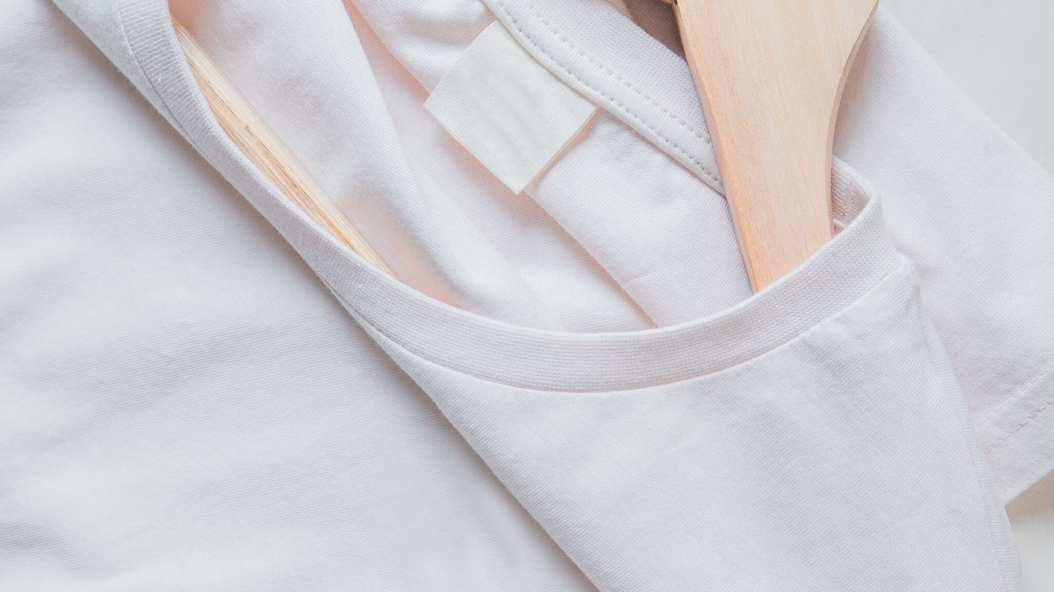 Lifehack: een T-shirt superstrak opvouwen in 3 seconden