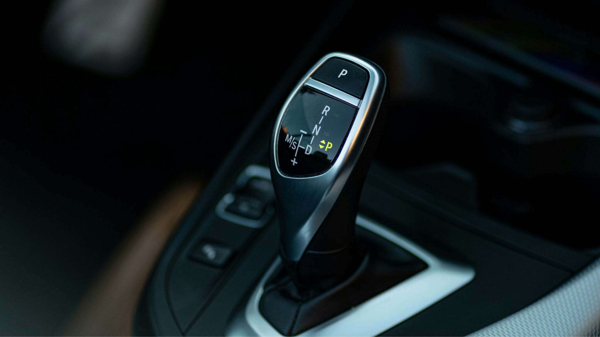 Waarom je bij een automaat óók altijd de handrem moet gebruiken