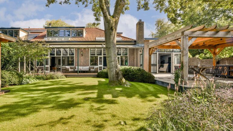 Marieke Elsinga betaalt ruim € 2 miljoen voor villa aan de Vecht