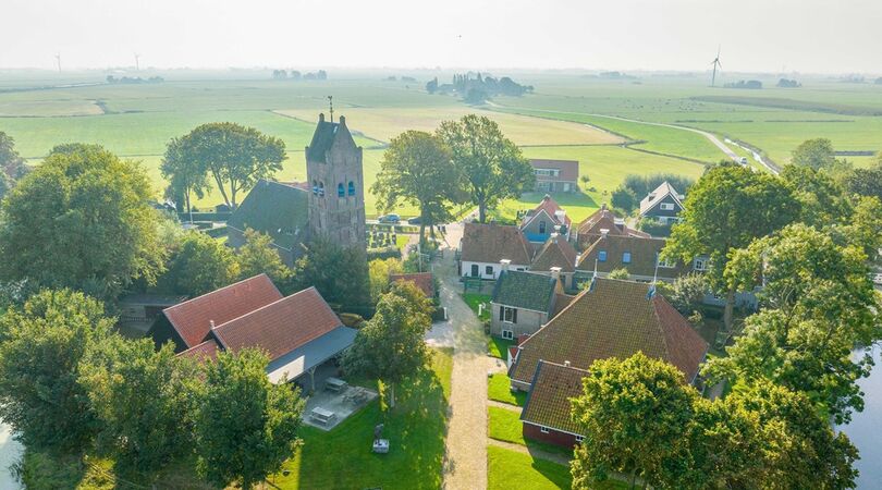 Vrienden-droom: dorp in Friesland te koop voor €1.550.000 (Funda)