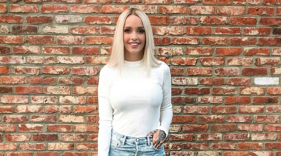 Temptation Island Pommeline zet nieuwe tattoo op een opmerkelijke plek