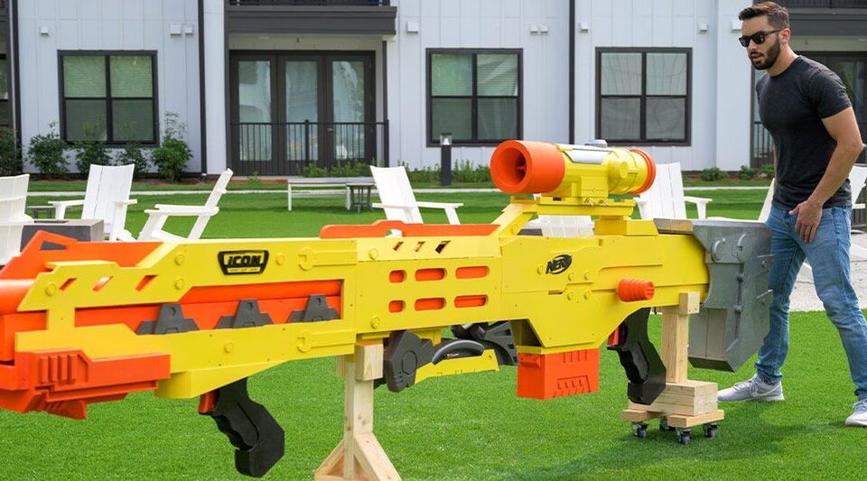 Man breekt wereldrecord met 's werelds grootste Nerf Gun | MAN MAN
